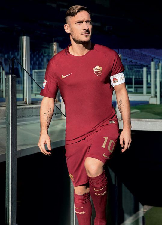 Maglia Roma Derby della Capitale 2016-17 con Francesco Totti