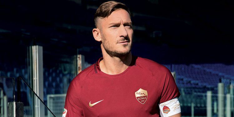 Maglia Roma Derby della Capitale 2016-17 con Francesco Totti