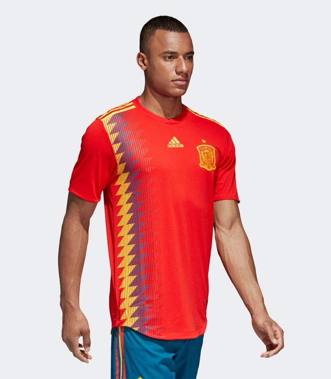 Maglia Spagna Mondiali 2018, adidas riscopre il fascino anni '90