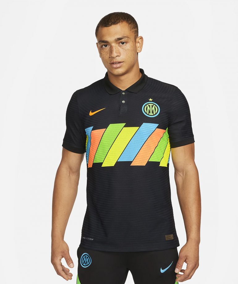 La terza maglia dell'Inter 2021-2022 con colori fluorescenti