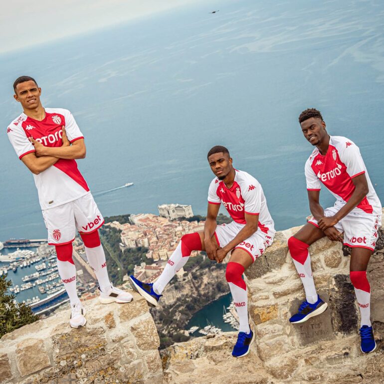 La maglia del Monaco 2022-2023 con il motto Rise. Risk. Repeat.