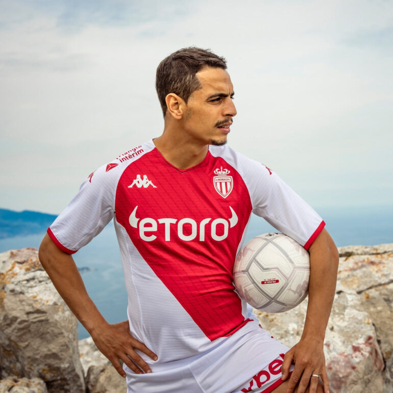 La maglia del Monaco 2022-2023 con il motto Rise. Risk. Repeat.