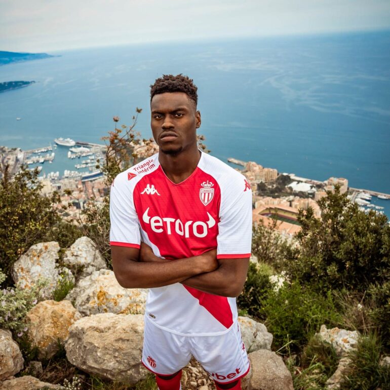 La maglia del Monaco 2022-2023 con il motto Rise. Risk. Repeat.