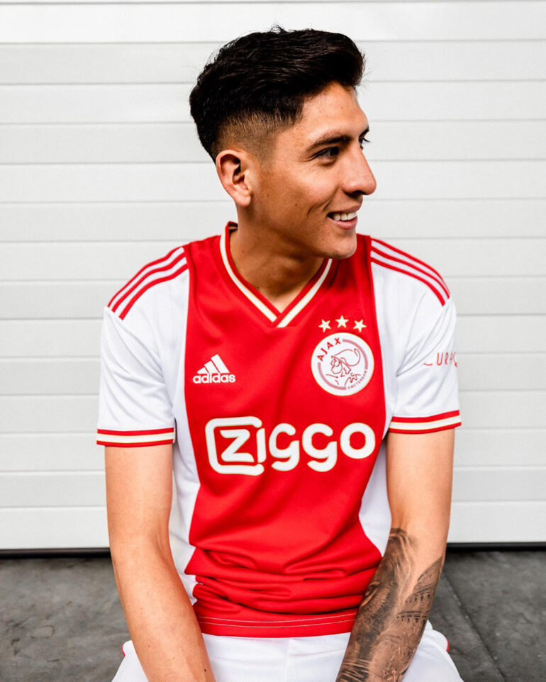 Un grande classico, la maglia dell'Ajax 2022-2023 firmata Adidas