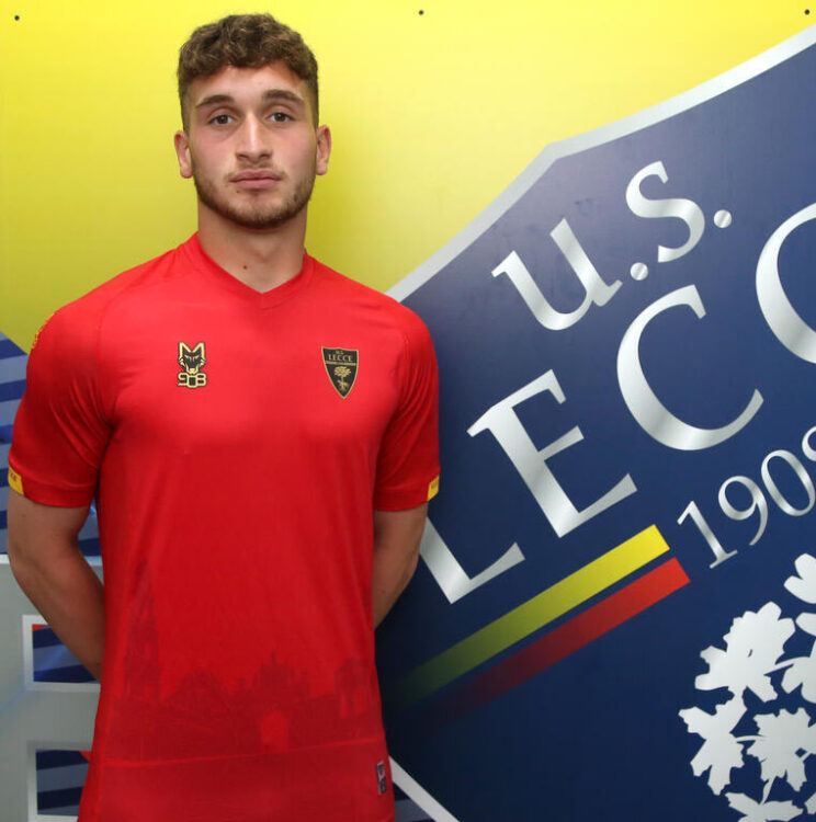 Le maglie del Lecce 2022-2023 per il ritorno in Serie A