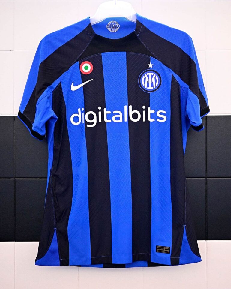 La maglia dell'Inter 2022-2023 tra strisce classiche e anima moderna