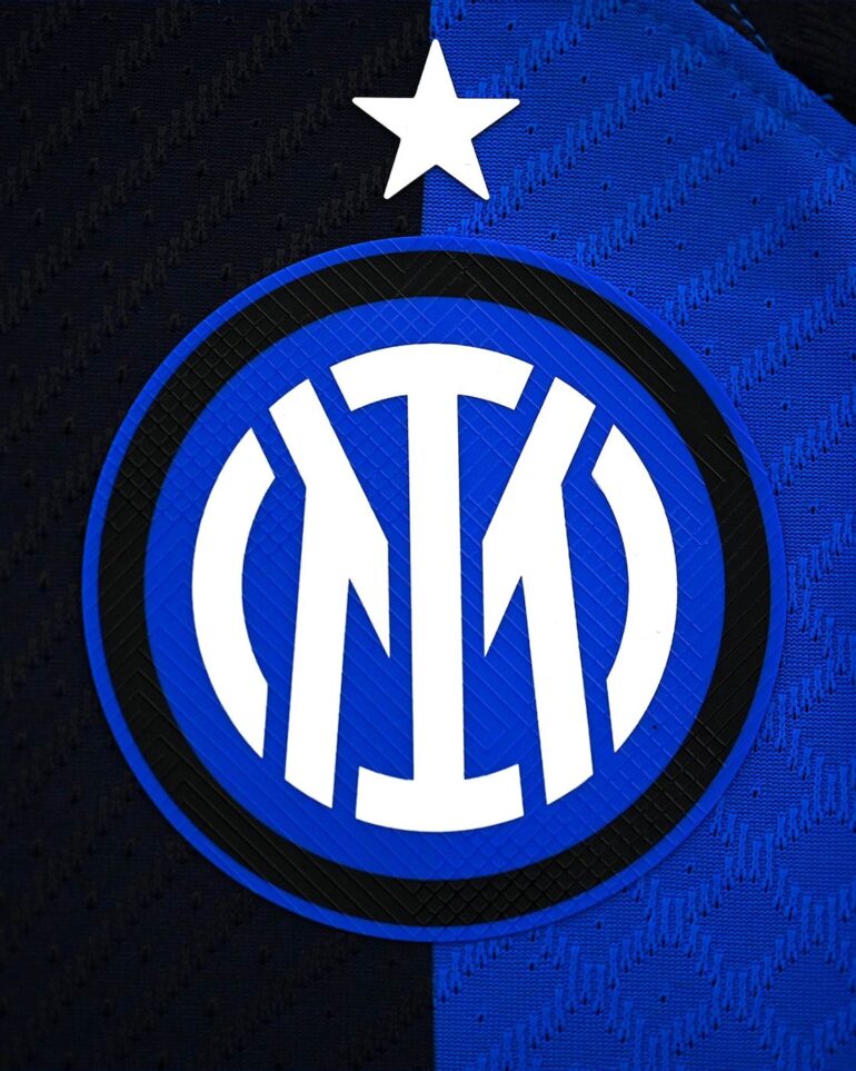 La maglia dell'Inter 2022-2023 tra strisce classiche e anima moderna