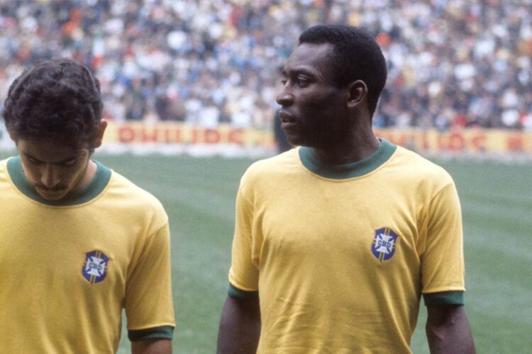 Tutte le maglie della carriera di Pelè (o quasi)
