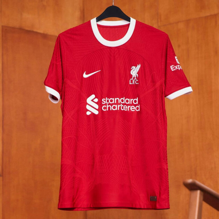 L'omaggio a Bill Shankly sulla maglia del Liverpool 2023-2024