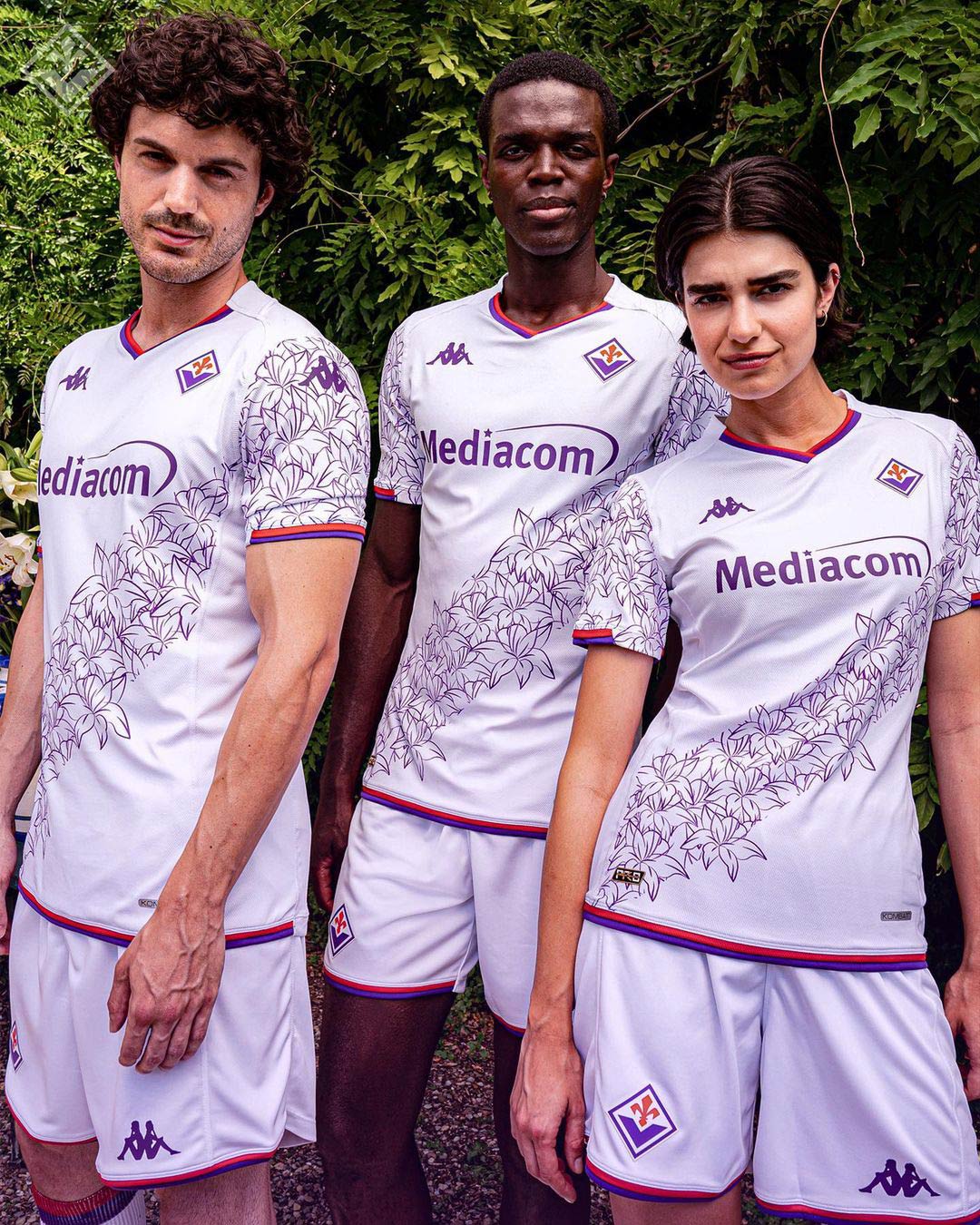 La maglia away della Fiorentina 2023-2024 con i gigli disegnati