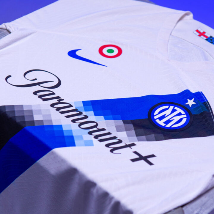 La seconda maglia dell'Inter 2023-2024 con la banda diagonale