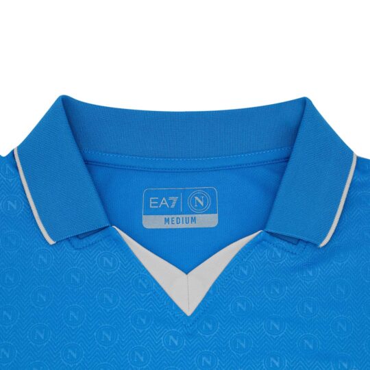 La maglia del Napoli 2024-2025 con il nuovo logo