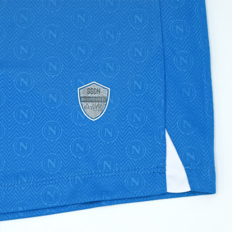 La maglia del Napoli 2024-2025 con il nuovo logo