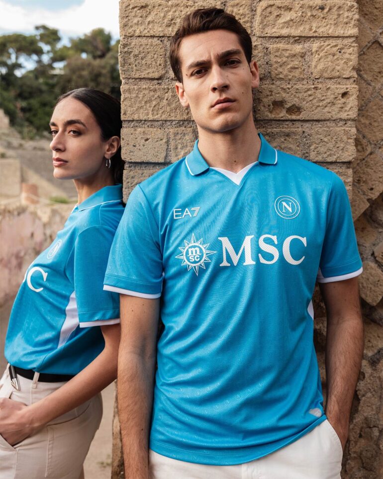 La maglia del Napoli 2024-2025 con il nuovo logo