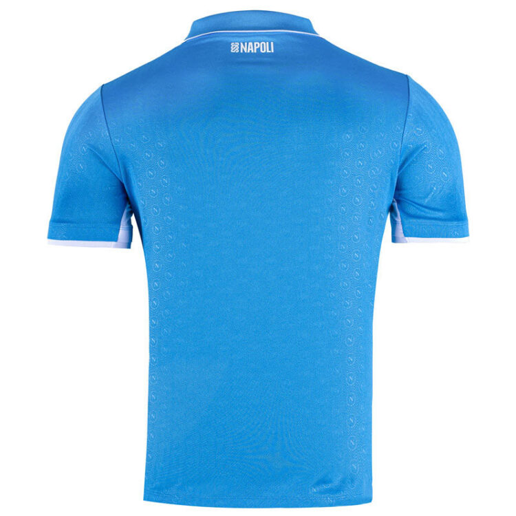 La maglia del Napoli 2024-2025 con il nuovo logo